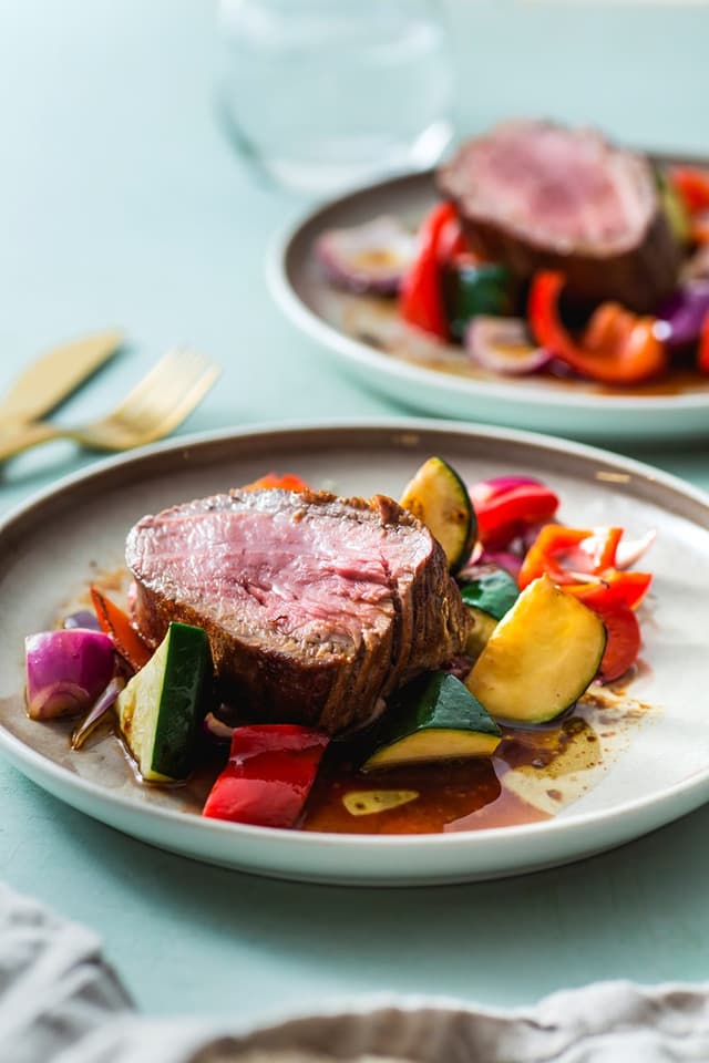 Smørstekt ytrefilet av okse med stekte grønnsaker og ovnsbakte ...