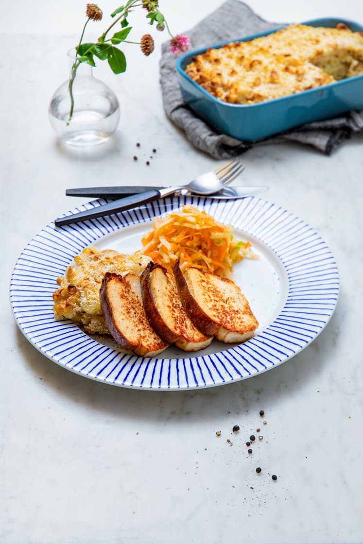 Stekt fiskepudding med mac and cheese og frisk råkostsalat - Oppskrift ...