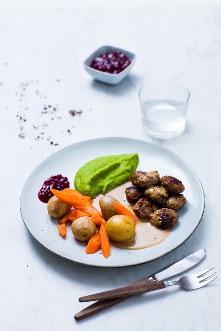 Kjøttboller i steinsoppsaus med ertestuing, poteter, gulrøtter og rørte ...