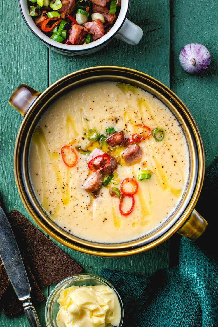 Sellerirot- og søtpotetsuppe med chilistekt skinke og purreløk servert ...