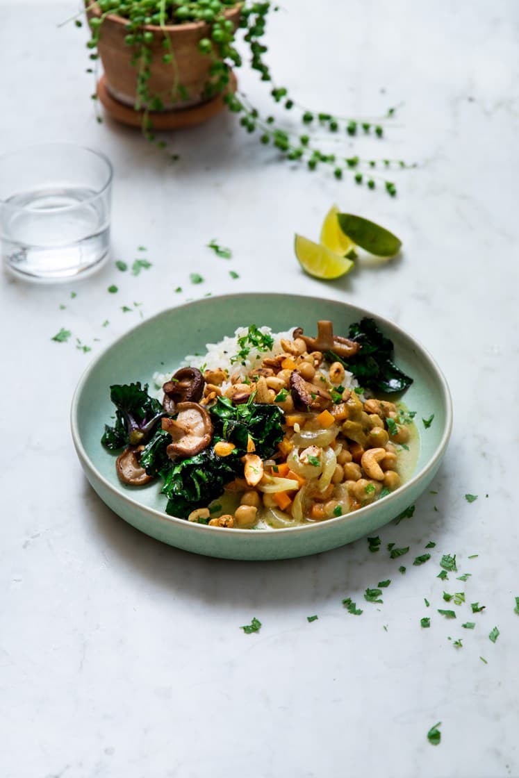 Gul curry med kikerter, shiitakesopp og rosettkål, servert med ris og ...