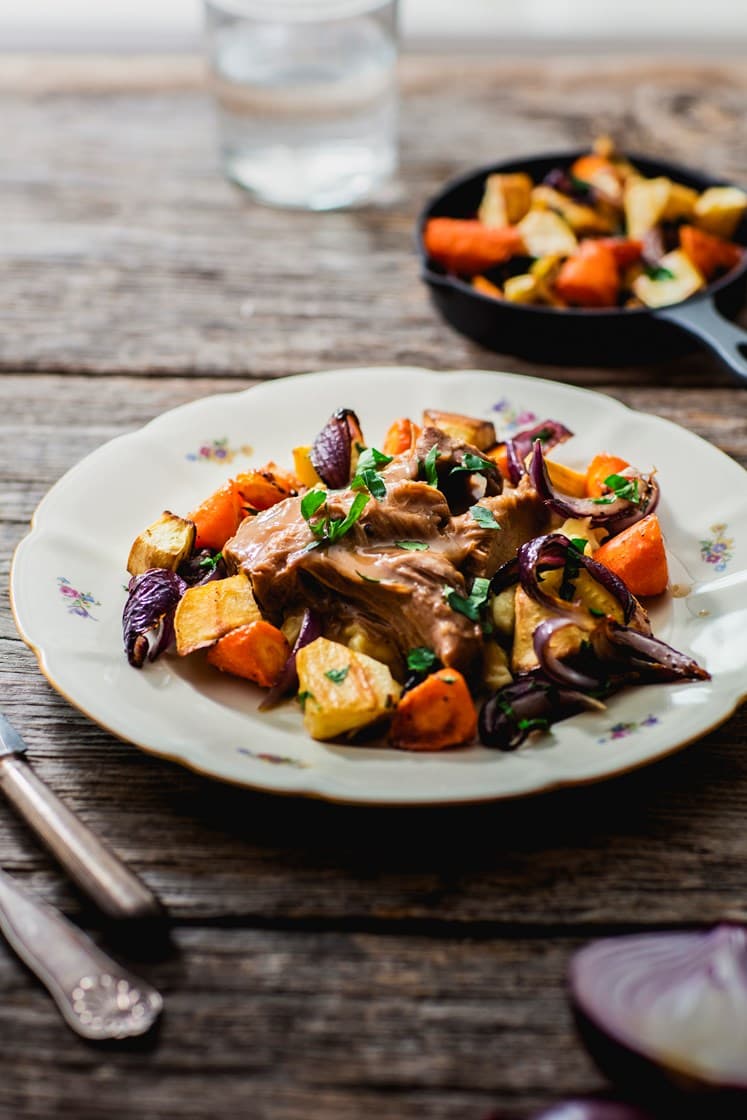 Svinekjaker i hjemmelaget brun saus med potetmos og bakte grønnsaker ...