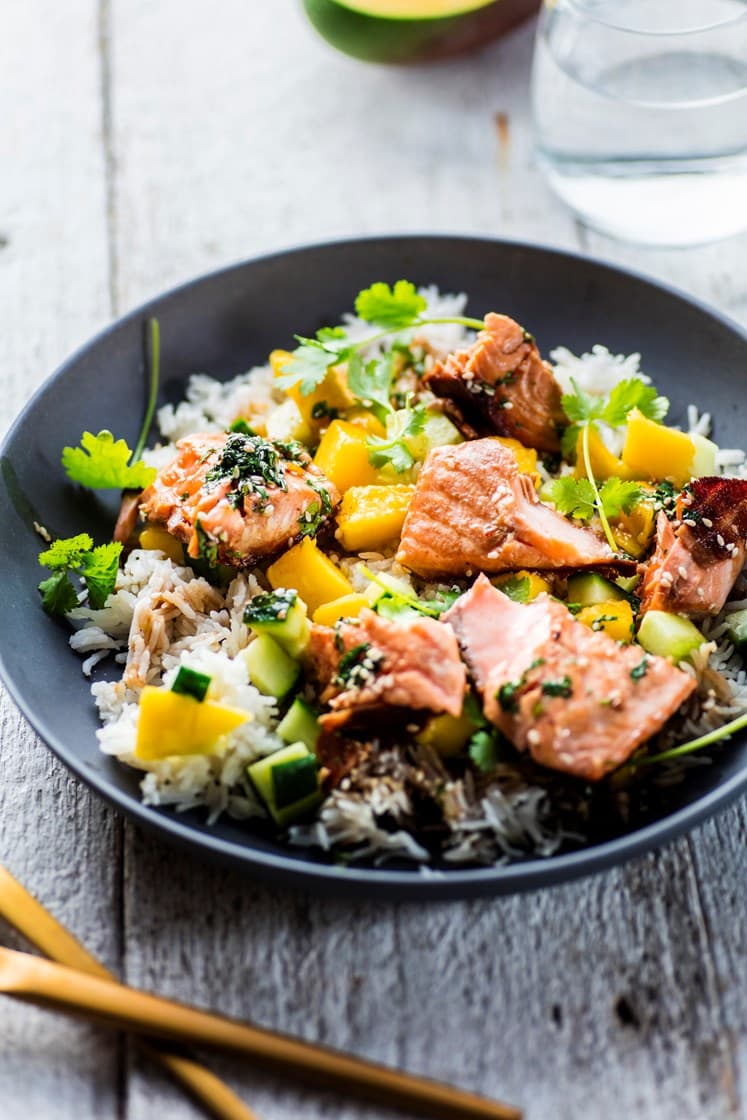 Tataki av laks med ris, koriander og agurk- og mangosalat - Oppskrift ...