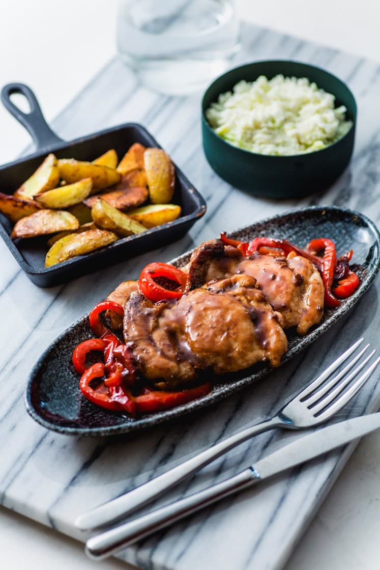 Stekt kyllinglårfilet og paprika med coleslaw og ovnsbakte potetbåter ...
