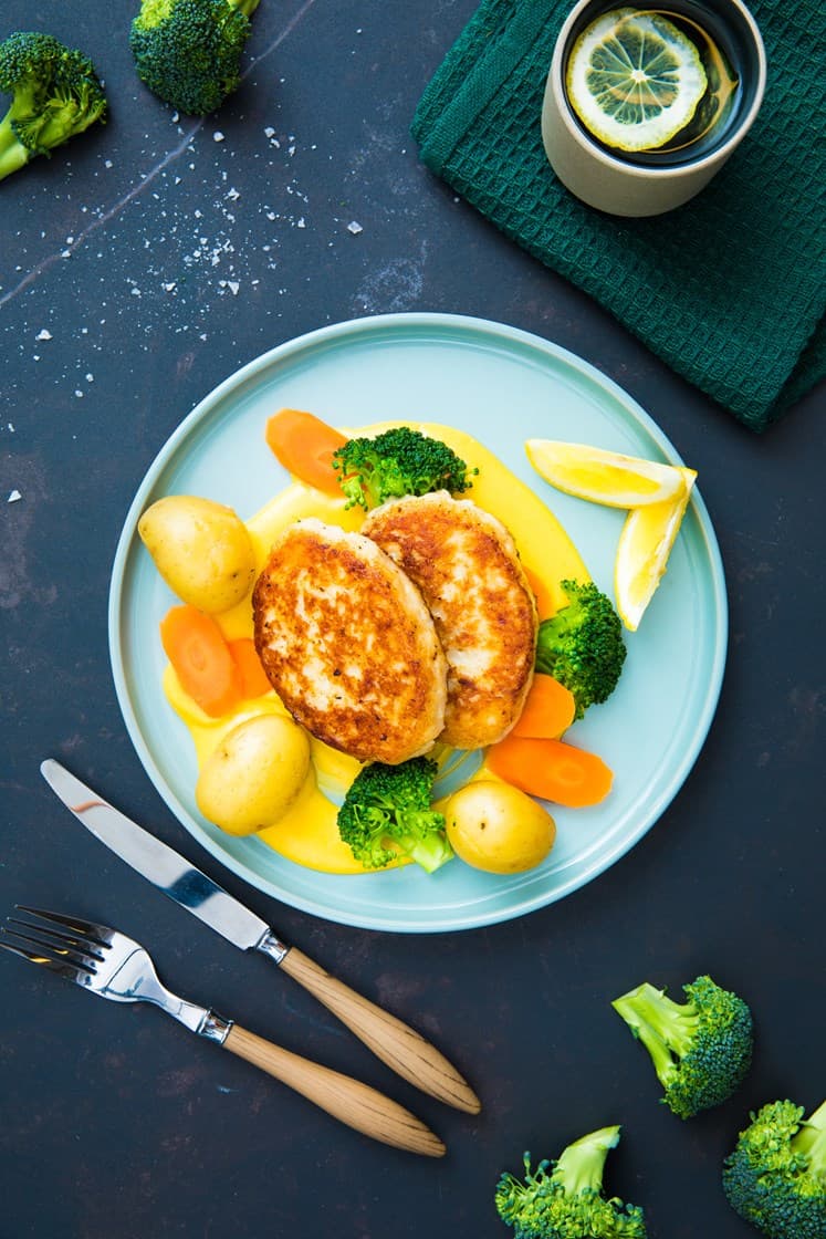 Fiskekaker med hollandéssaus, brokkoli, gulrot og småpoteter ...