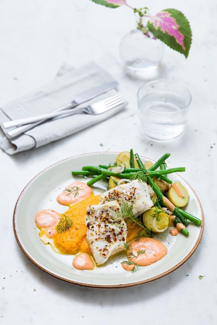 Krydderbakt lysing med gulrotpuré, grønne bønner, hummersaus og ...