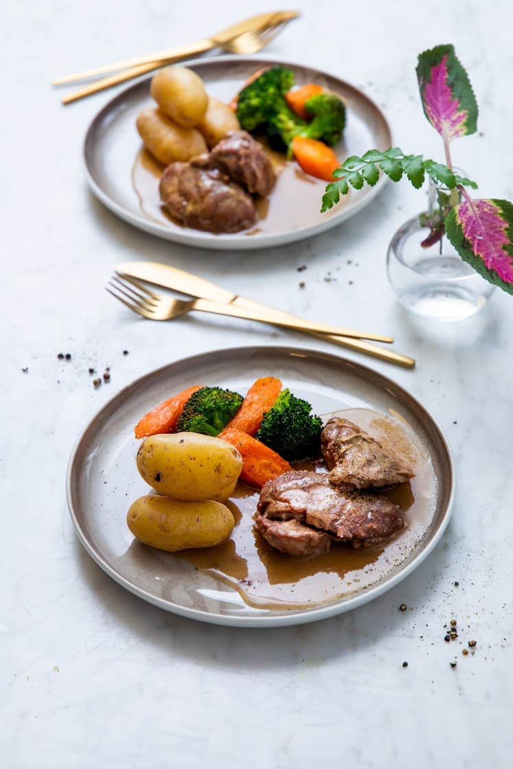 Svinekjaker i hjemmelaget brun saus - Oppskrift - Adams Matkasse