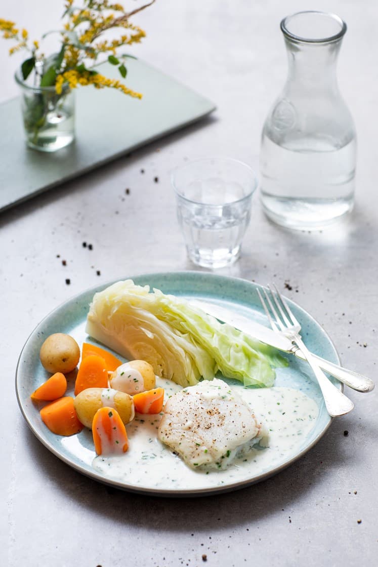 Ovnsbakt lyr med dampede grønnsaker og gressløksaus - Oppskrift - Adams ...