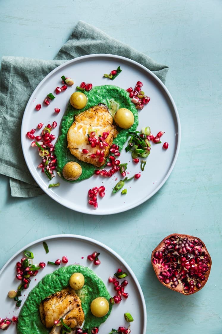 Panert torsk med småpoteter, blomkål, spinatkrem og granateple ...