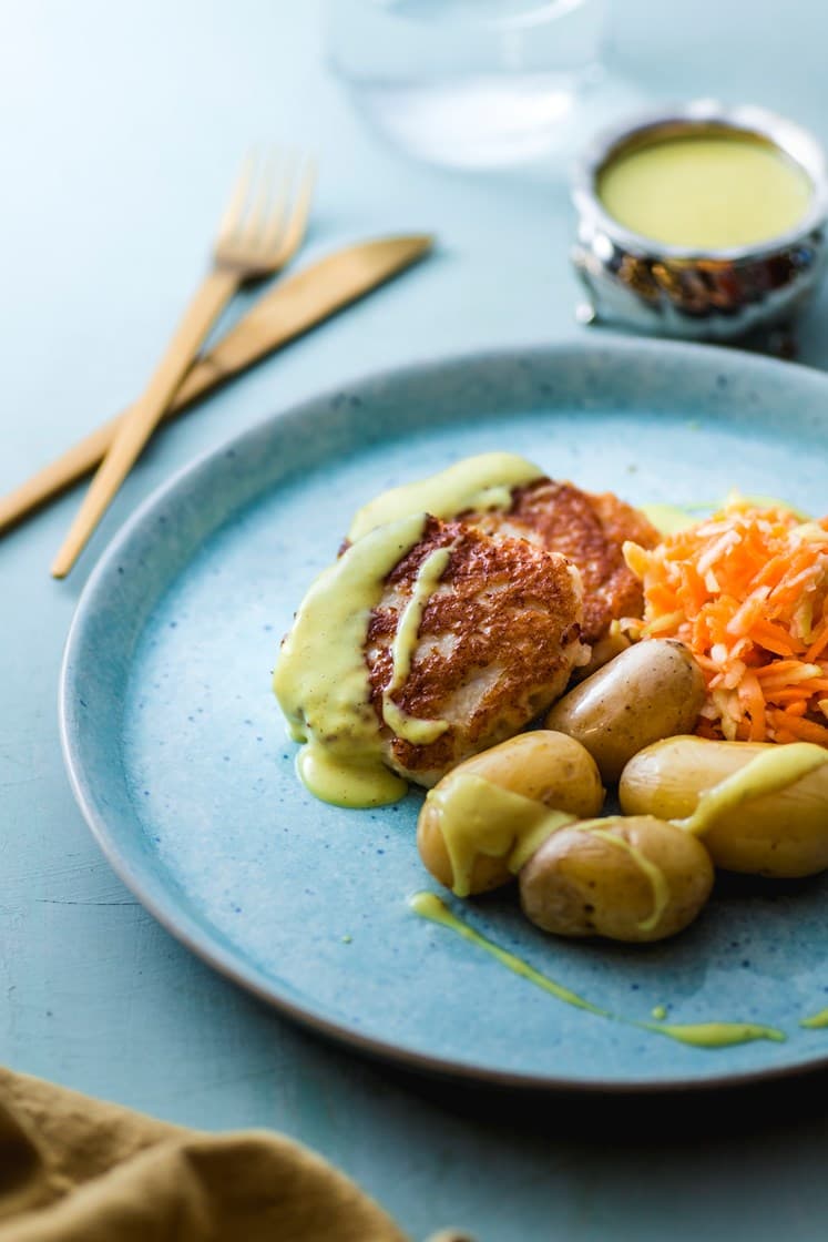 Hjemmelagde fiskekaker med frisk råkostsalat, poteter og karrisaus ...