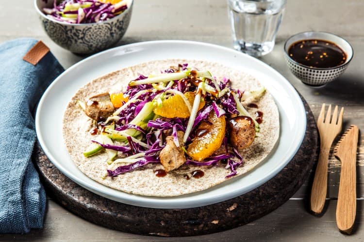 Kalkunwraps med rødkålsalat, appelsin og hoisinsaus - Oppskrift - Adams ...