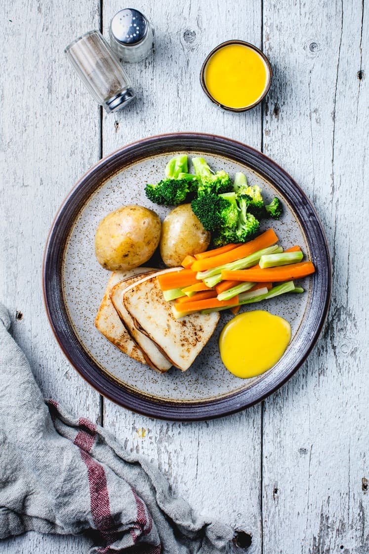 Stekt fiskepudding med gulrøtter, brokkoli og hollandéssaus - Oppskrift ...