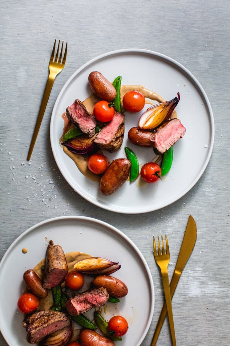 Smørstekt flatbiff med poteter og stekte grønnsaker servert med ...