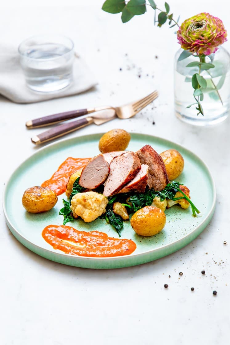 Indrefilet av svin med ovnsbakte poteter, gulrøtter, spinat og ...