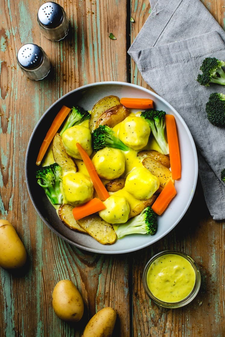 Fiskeboller i karrisaus med smørdampet brokkoli og gulrot og ...