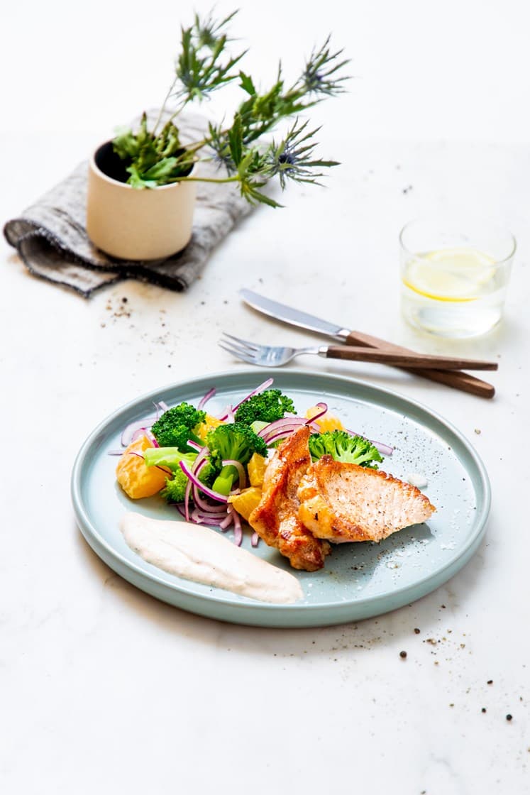 Svinekam med småpoteter og appelsin- og brokkolisalat med mangodressing ...