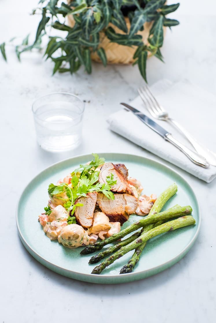 Grillet indrefilet av svin med spicy potetsalat, asparges og tomat ...