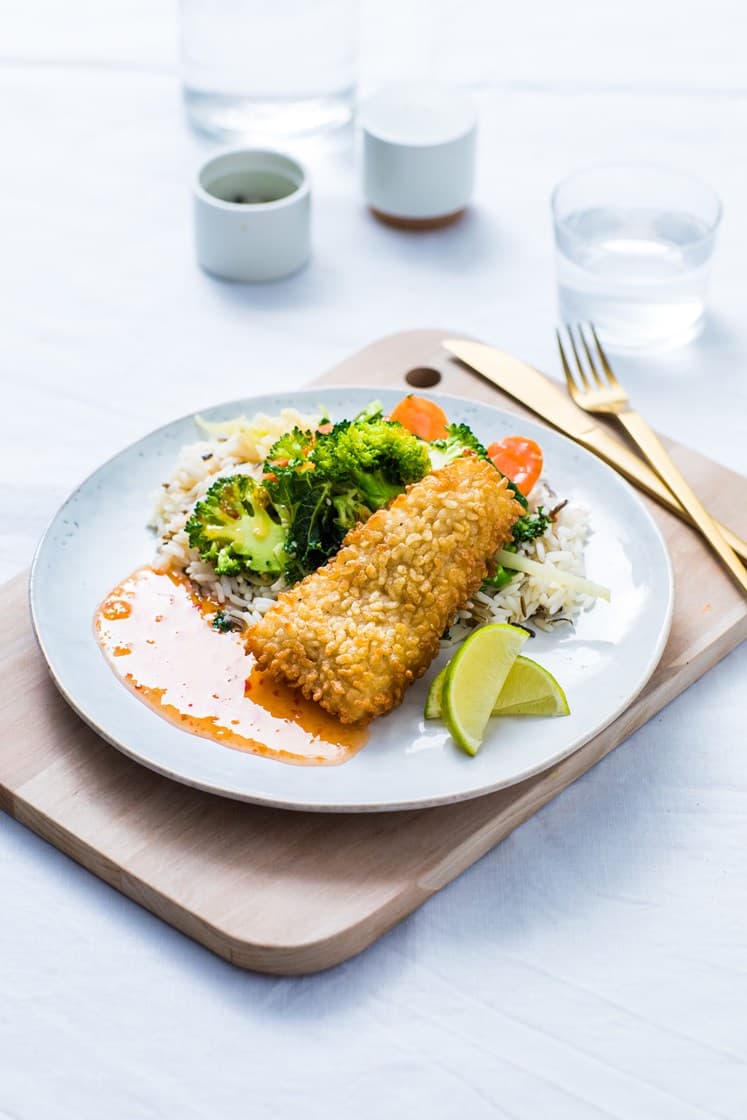 Panert torsk med wokede grønnsaker, ris og sweet chili-saus - Oppskrift ...