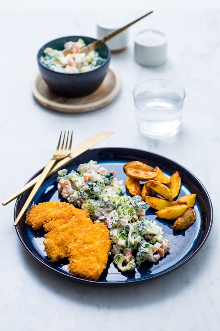 Crispy kylling med kremet brokkolisalat og paprikakrydrede potetbåter ...