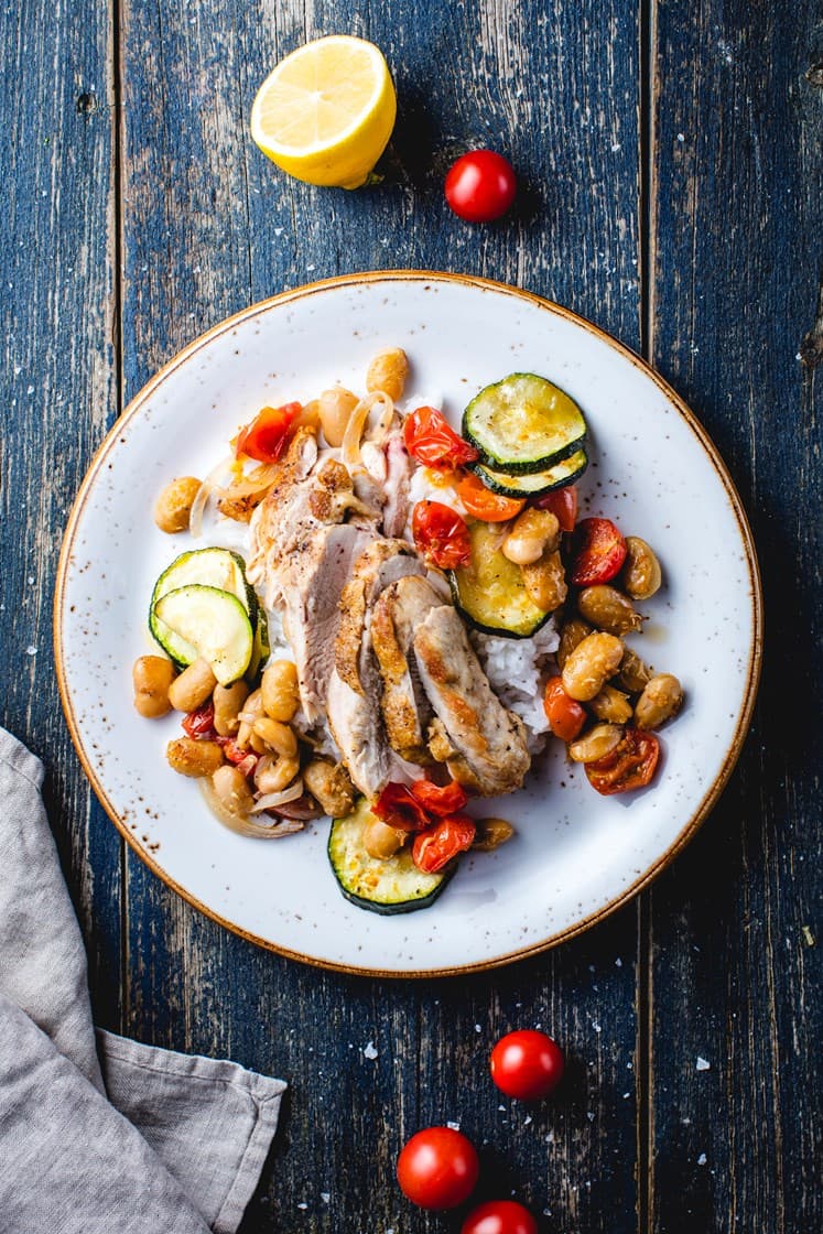 Ovnsbakt kyllingbryst med squash, cherrytomater, bønner og ris ...