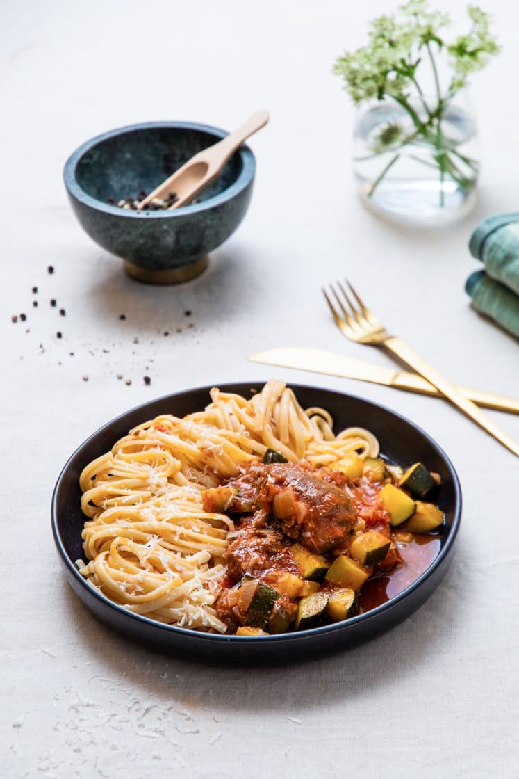 Svinekjaker i tomatsaus - Oppskrift - Adams Matkasse