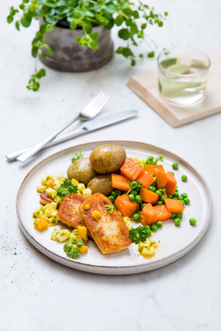 Stekt fiskepudding med kokte gulrøtter, småpoteter og eggesmør ...