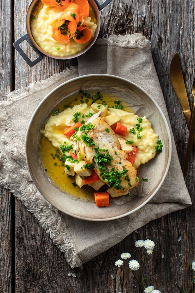 Lyr med rotgrønnsaker, gressløksmør og potetmos - Oppskrift - Adams ...