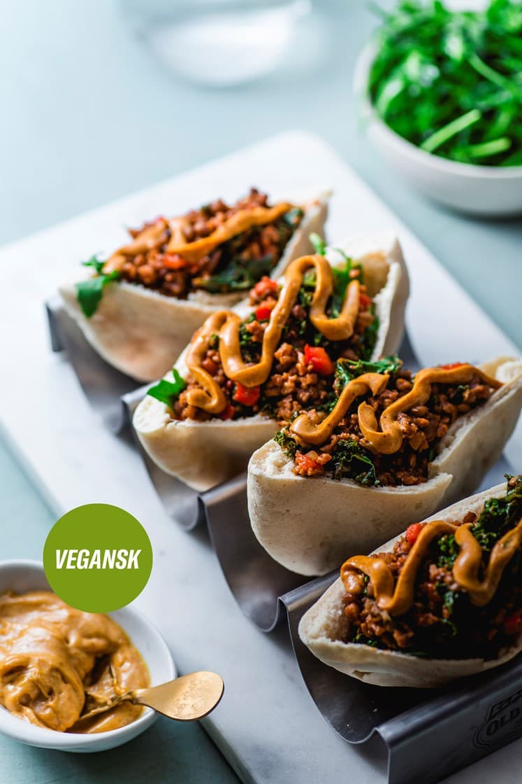Pitabrød fylt med vegansk farse, linser og grønnkål servert med ruccola ...