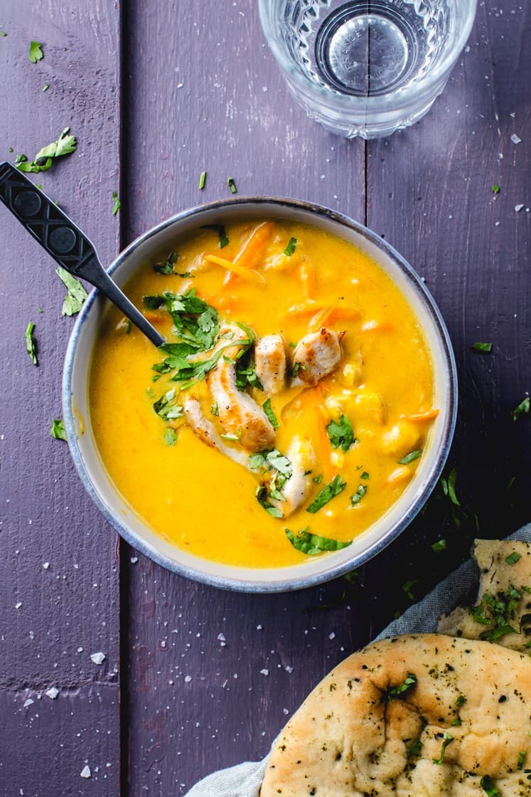 Indisk kyllingsuppe med juliennegrønnsaker, nanbrød og persille ...