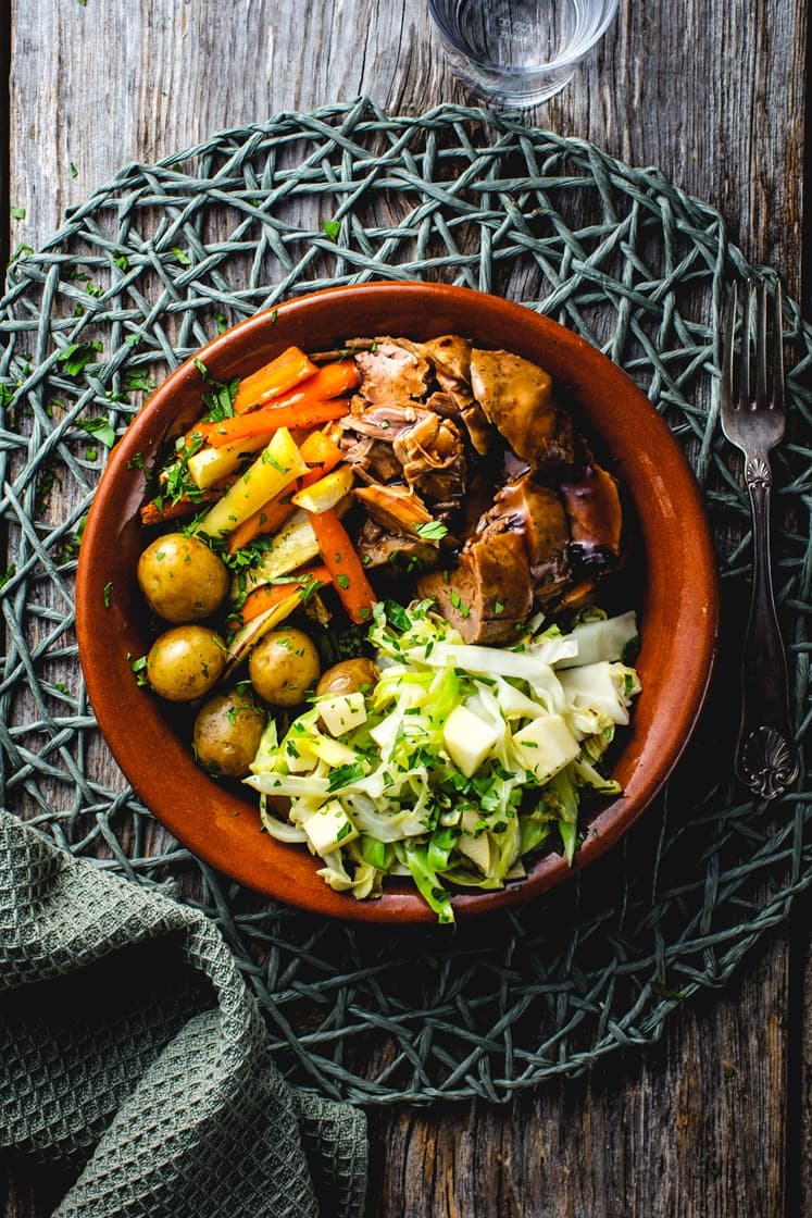 Mørkokt svinebog i sjysaus med rotgrønnsaker, poteter, spisskål og eple ...