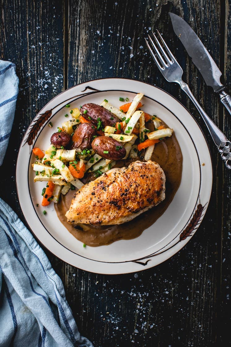 Kyllingbryst i fløtesaus med ovnsbakte grønnsaker og gressløk ...