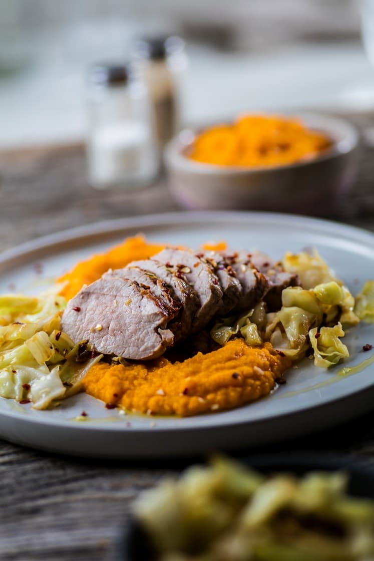 Indrefilet av svin med gulrot- og currykrem og stekt kål med lime ...